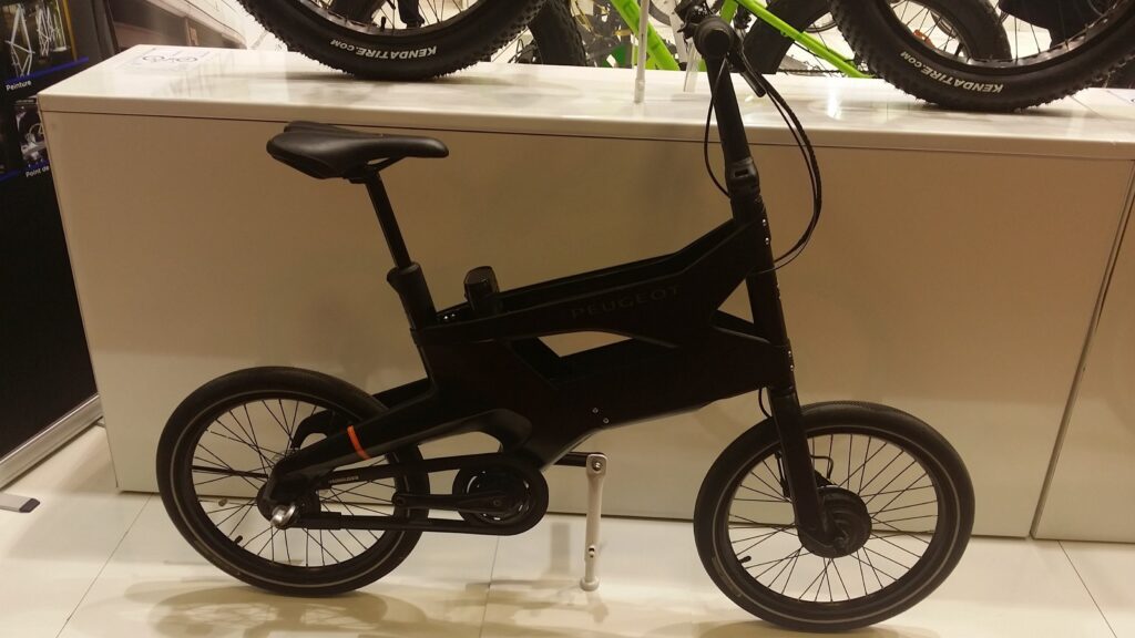 Le vélo urbain HYbrid Bike AE21 de chez Peugeot